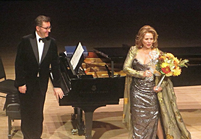 How Julianne Moore Learned to ‘Sing’ Like Renée Fleming in Her Latest ...