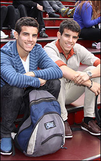 "Twinsies!" Identical Brothers Jacob and David Guzman Are Side by Side ...