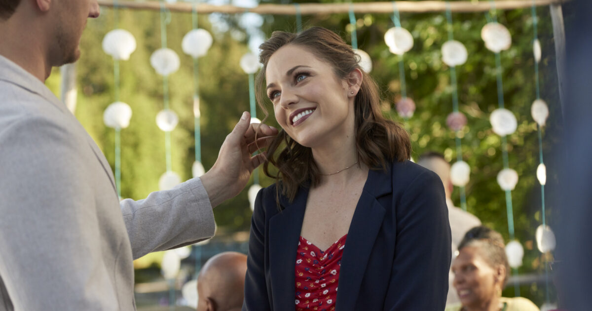 Laura Osnes' Hallmark Movie In the Key of Love Premieres August 11 ...