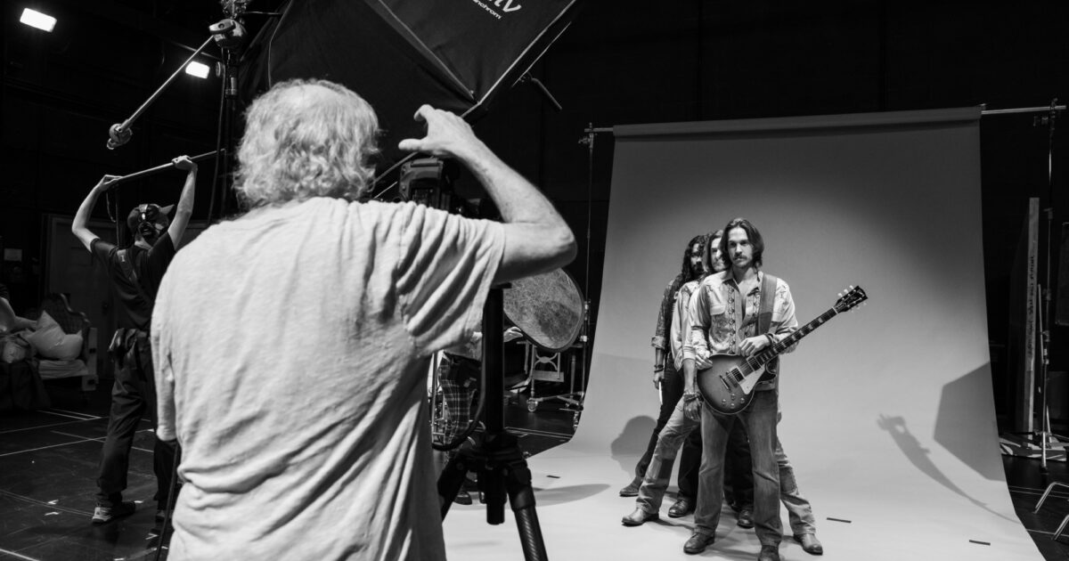 Behind-The-Scenes: Cast of Almost Famous Photographed by Neal Preston ...