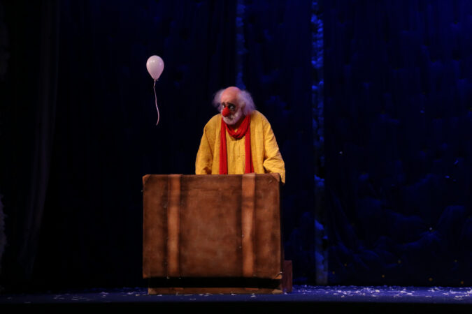 Watch a Sneak Peek at Slava's Snowshow at the Stephen Sondheim Theatre ...