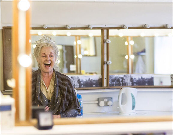 The Verdict: Critics Review Sam Mendes' Charlie and the Chocolate ...