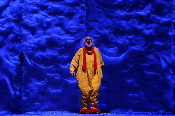 Watch a Sneak Peek at Slava's Snowshow at the Stephen Sondheim Theatre ...