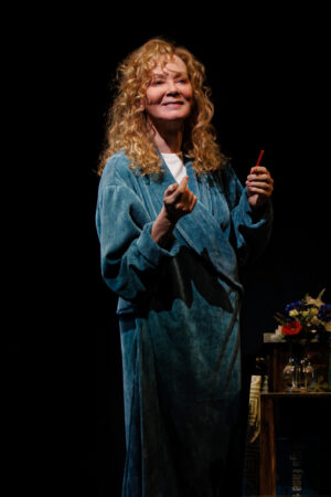Read the Reviews for Jean Smart's Broadway Return in Call Me Izzy ...