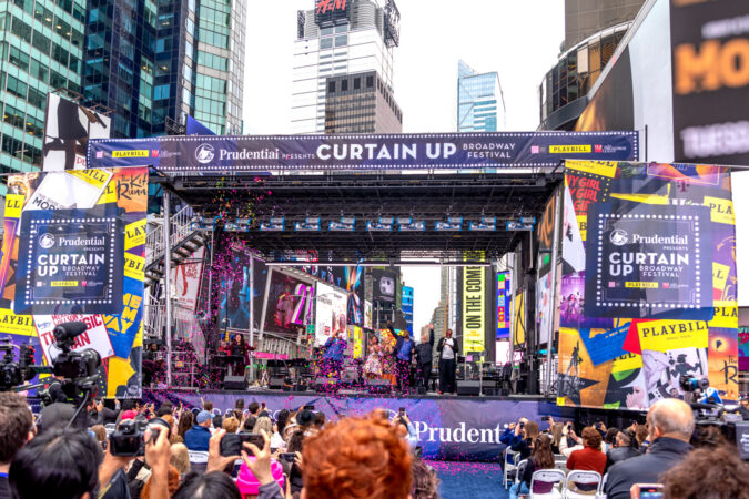Photos: A Wicked Sing-Along, The Broadway Block Party, More at Curtain ...