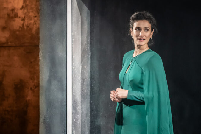 Macbeth, Starring Ralph Fiennes and Indira Varma, Begins Performances ...