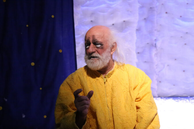 Watch a Sneak Peek at Slava's Snowshow at the Stephen Sondheim Theatre ...