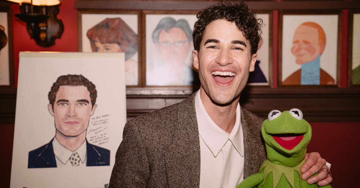Photos: Kermit the Frog Presents Darren Criss With a Sardi's Portrait ...