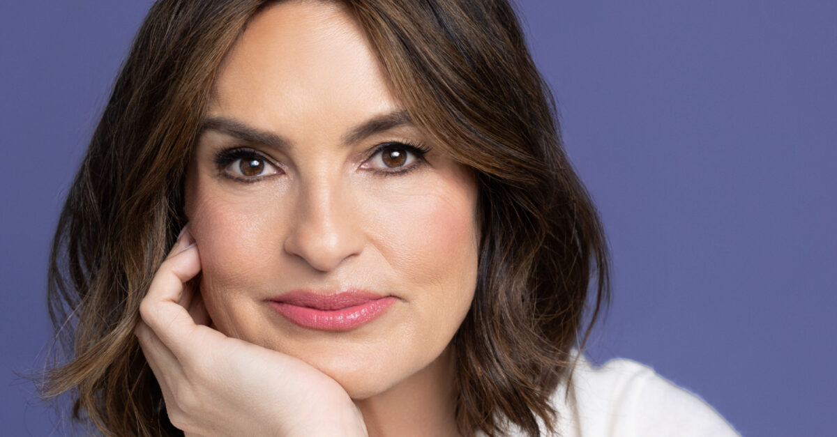 Mariska Hargitay Makes Broadway Debut in Every Brilliant Thing ...