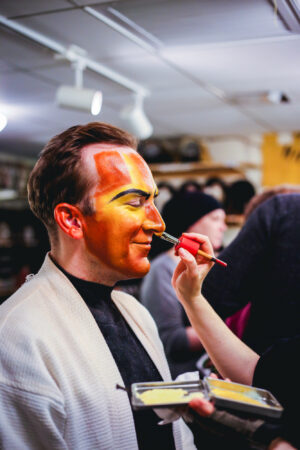 See Stephen Carlile's Makeup Transformation into The Lion King's Scar ...