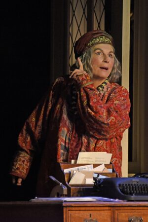 Production Photos: Jennifer Saunders in Blithe Spirit | Playbill