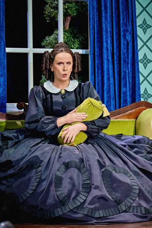 Get a 1st Look at Catherine Tate in Oh, Mary! in London's West End ...